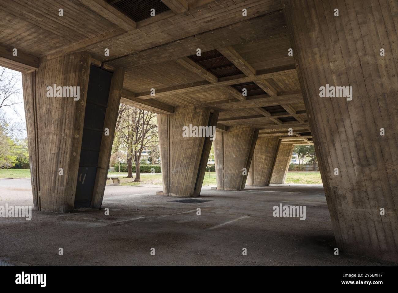 Undercroft and pilotis, the Unité d'Habitation (Cité Radieuse ...
