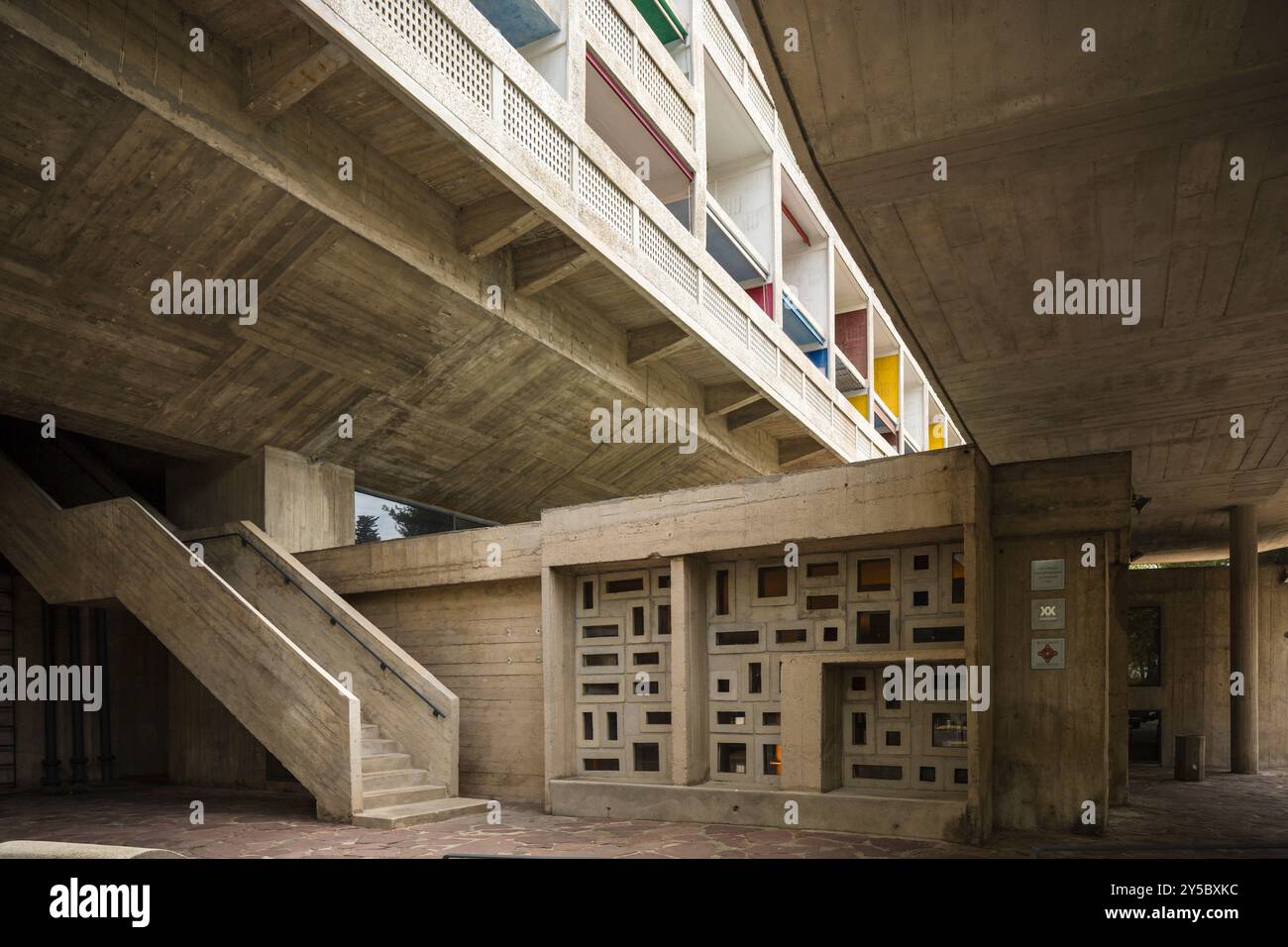 Sculptural entrance to the Unité d'Habitation (or Cité Radieuse ...