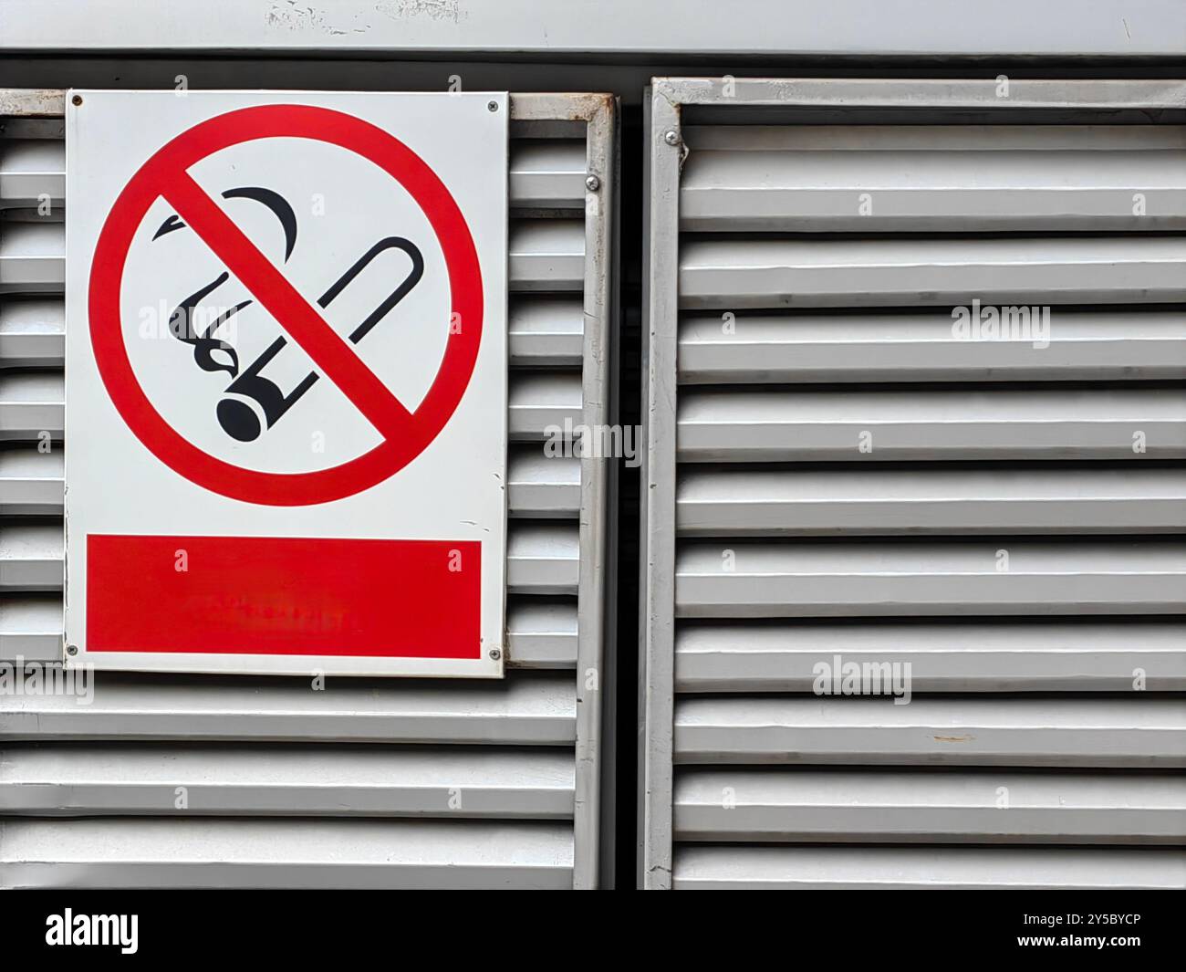 No Smoking Sign on Grid Metal Background: Pattern, Texture, and ...