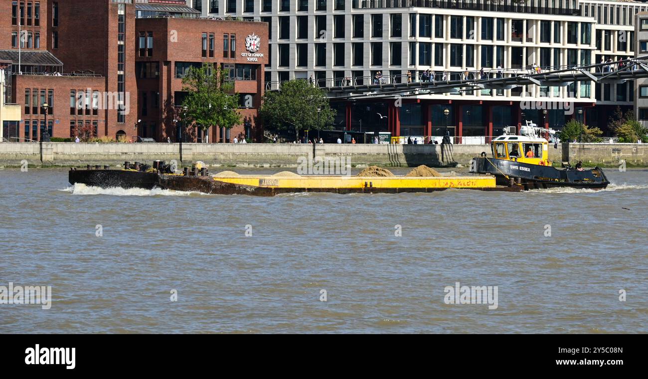Tug SWS Essex pushing a barge of sand upstream on the River Thames ...