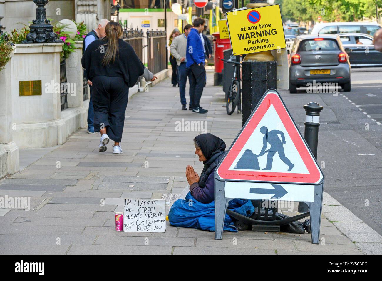 Homeless woman street hi-res stock photography and images - Alamy