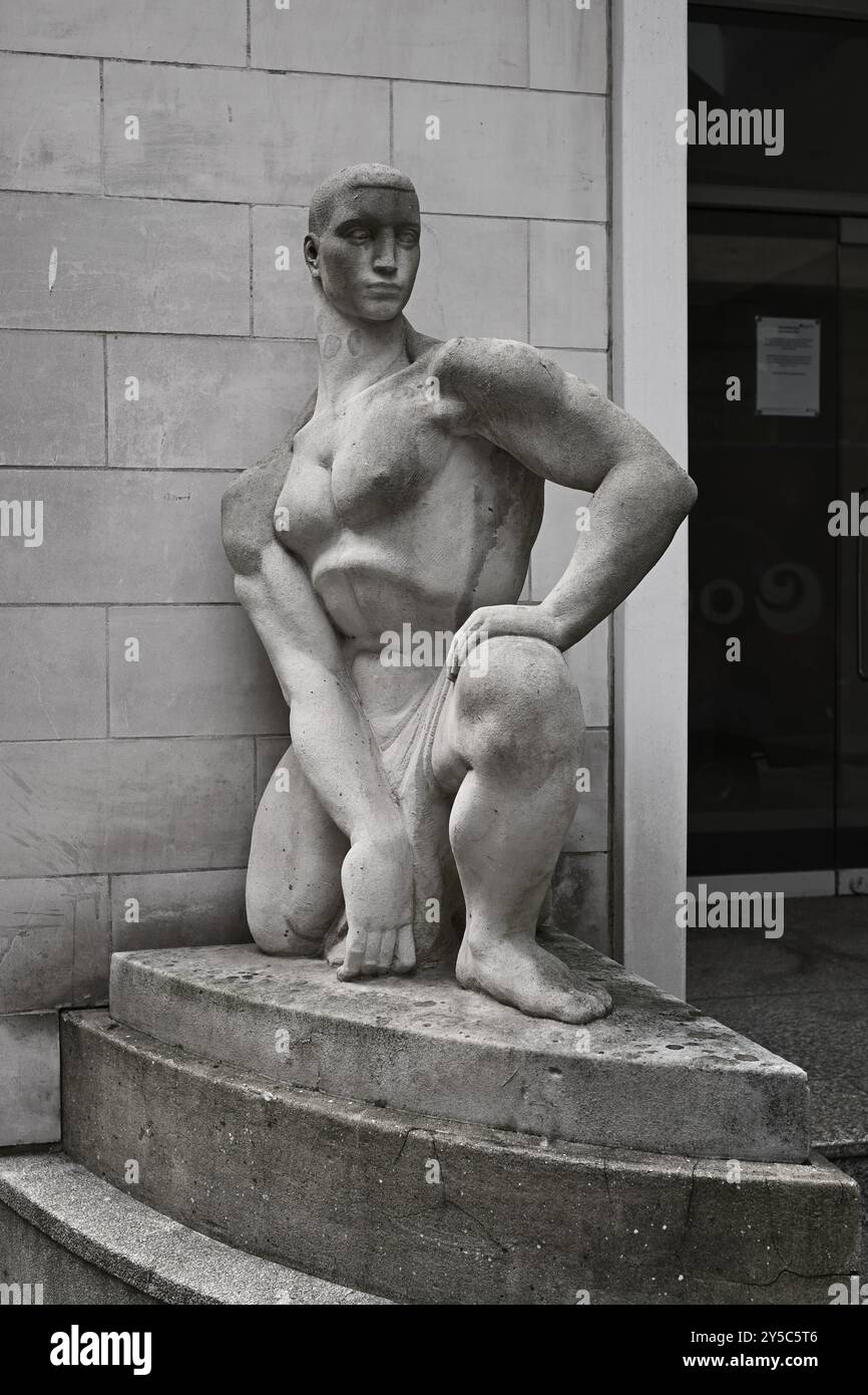 Muscular statue hi-res stock photography and images - Alamy