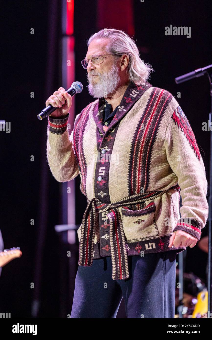 Santa Barbara, USA. 20th Sep, 2024. CA: Jeff Bridges introduces Kenny ...