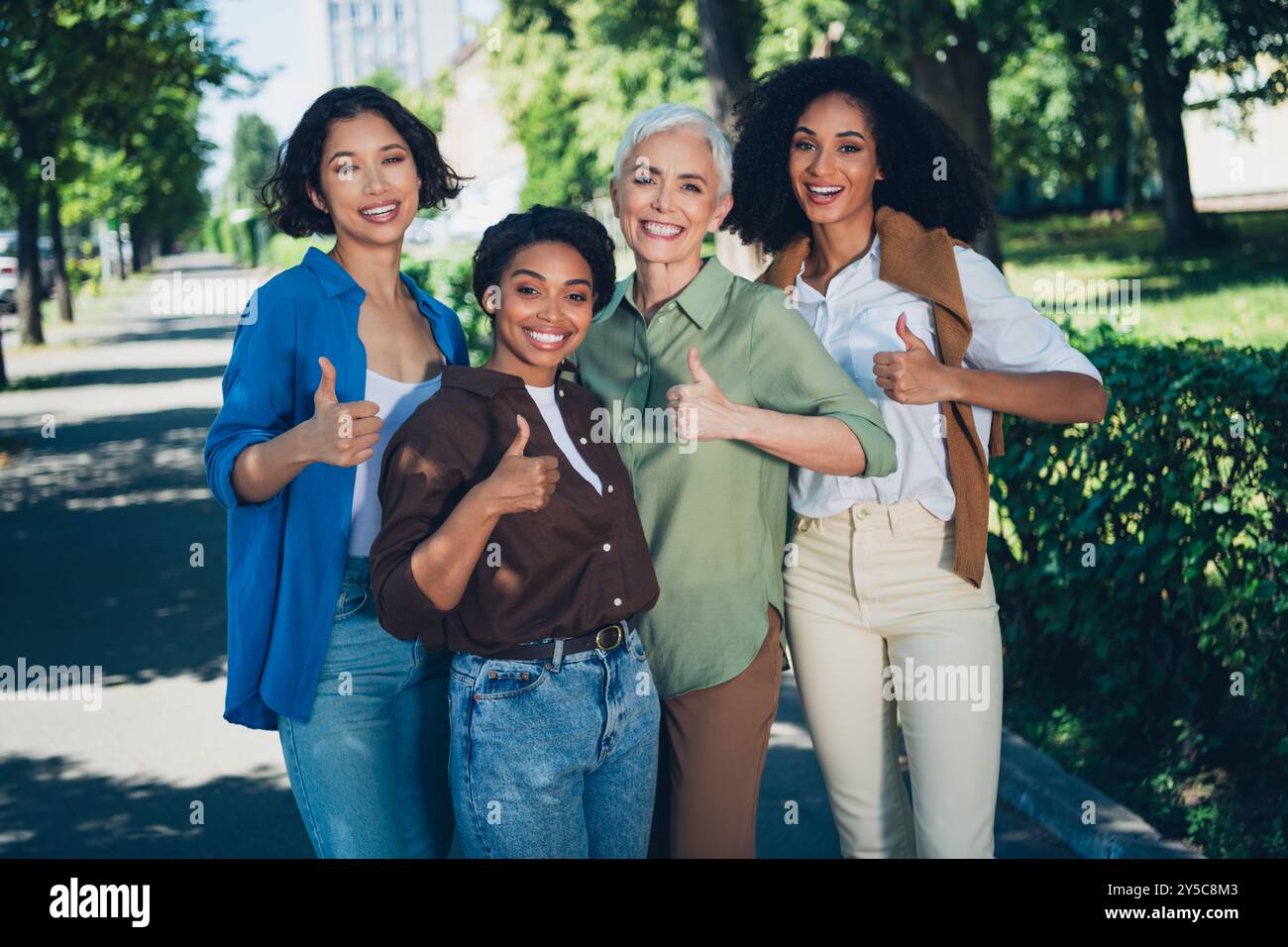 Photo portrait of happy multi generational women thumb up approve ...