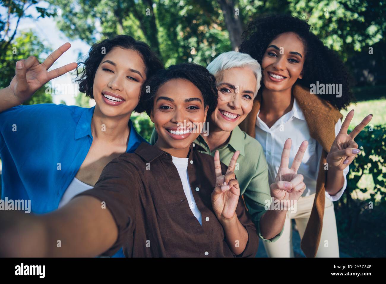 Photo portrait of happy multi generational women take selfie photo v ...