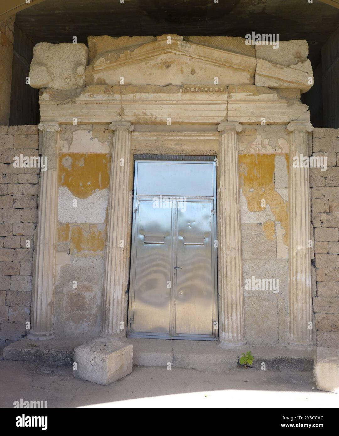 Macedonian tomb of 300 B.C. in Thessaloniki countryside Stock Photo - Alamy