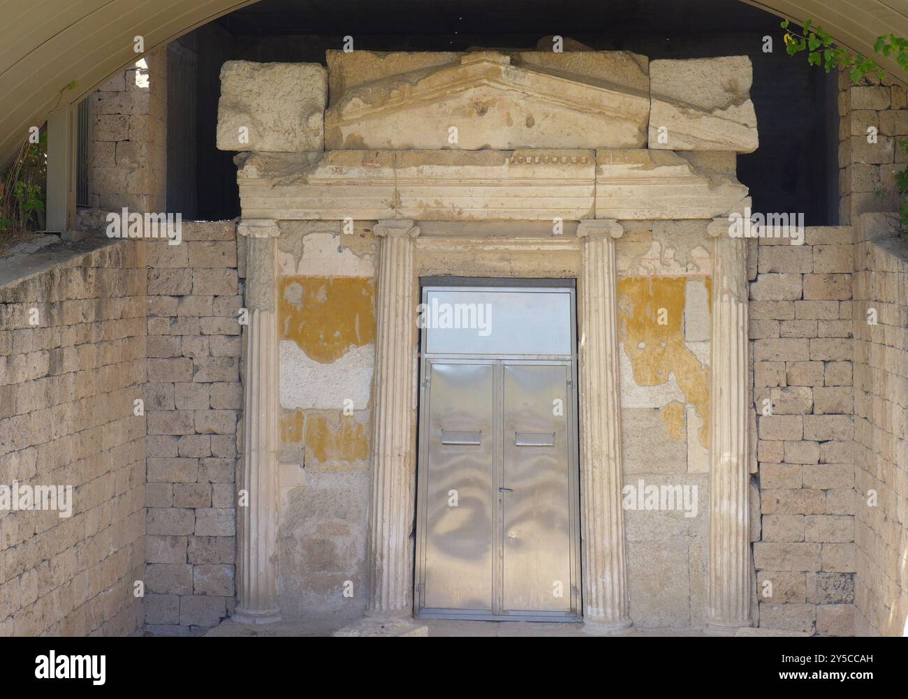 Macedonian tomb of 300 B.C. in Thessaloniki countryside Stock Photo - Alamy