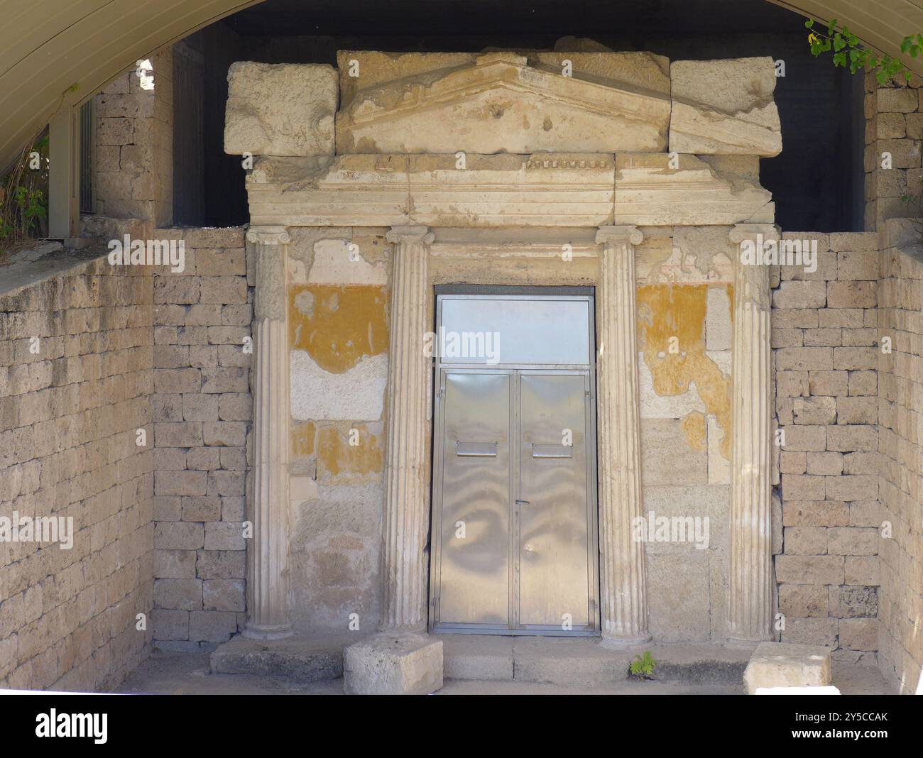 Macedonian tomb of 300 B.C. in Thessaloniki countryside Stock Photo - Alamy