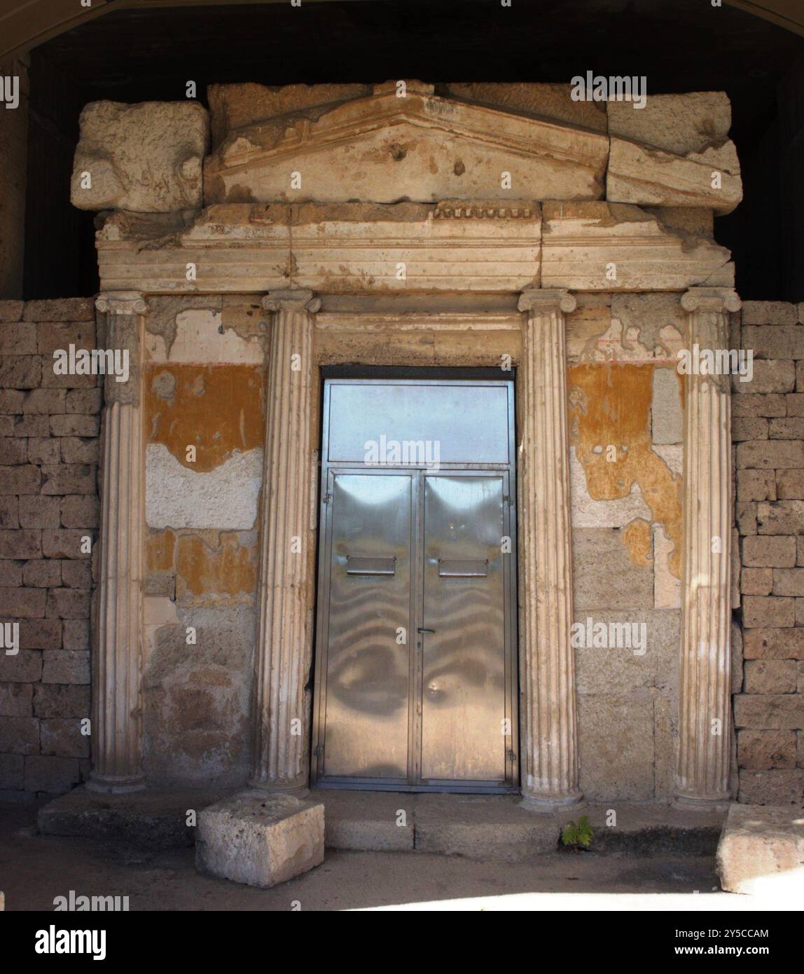 Macedonian tomb of 300 B.C. in Thessaloniki countryside Stock Photo - Alamy
