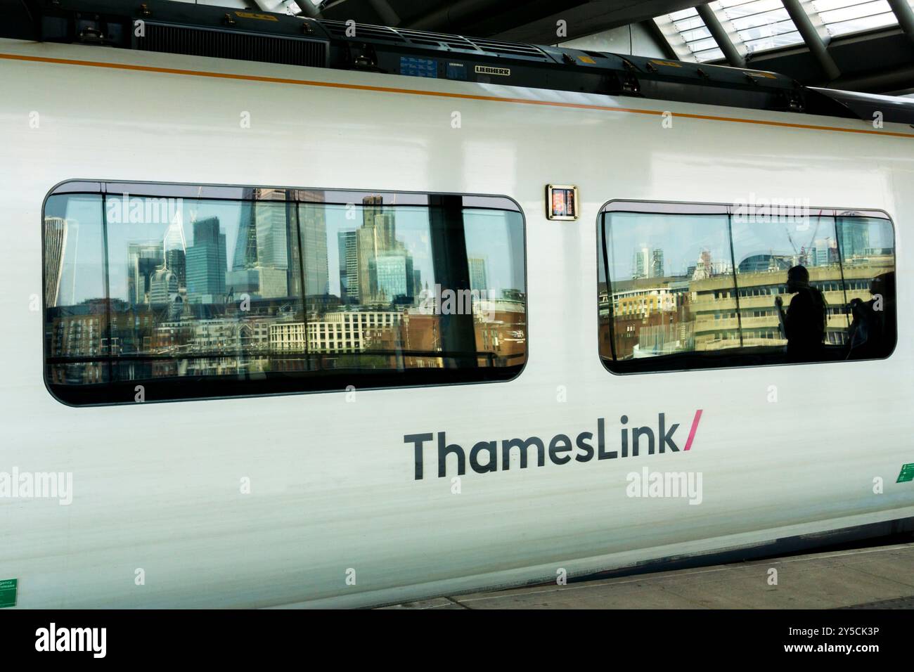 Thameslink train in london blackfriars station hi-res stock photography ...
