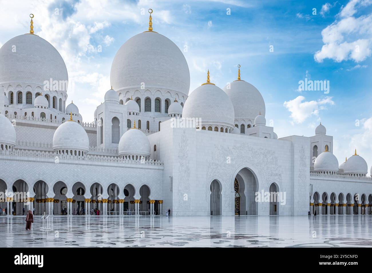 Architecture and the interior of the Sheikh Zayed Grand mosque. Sheikh ...