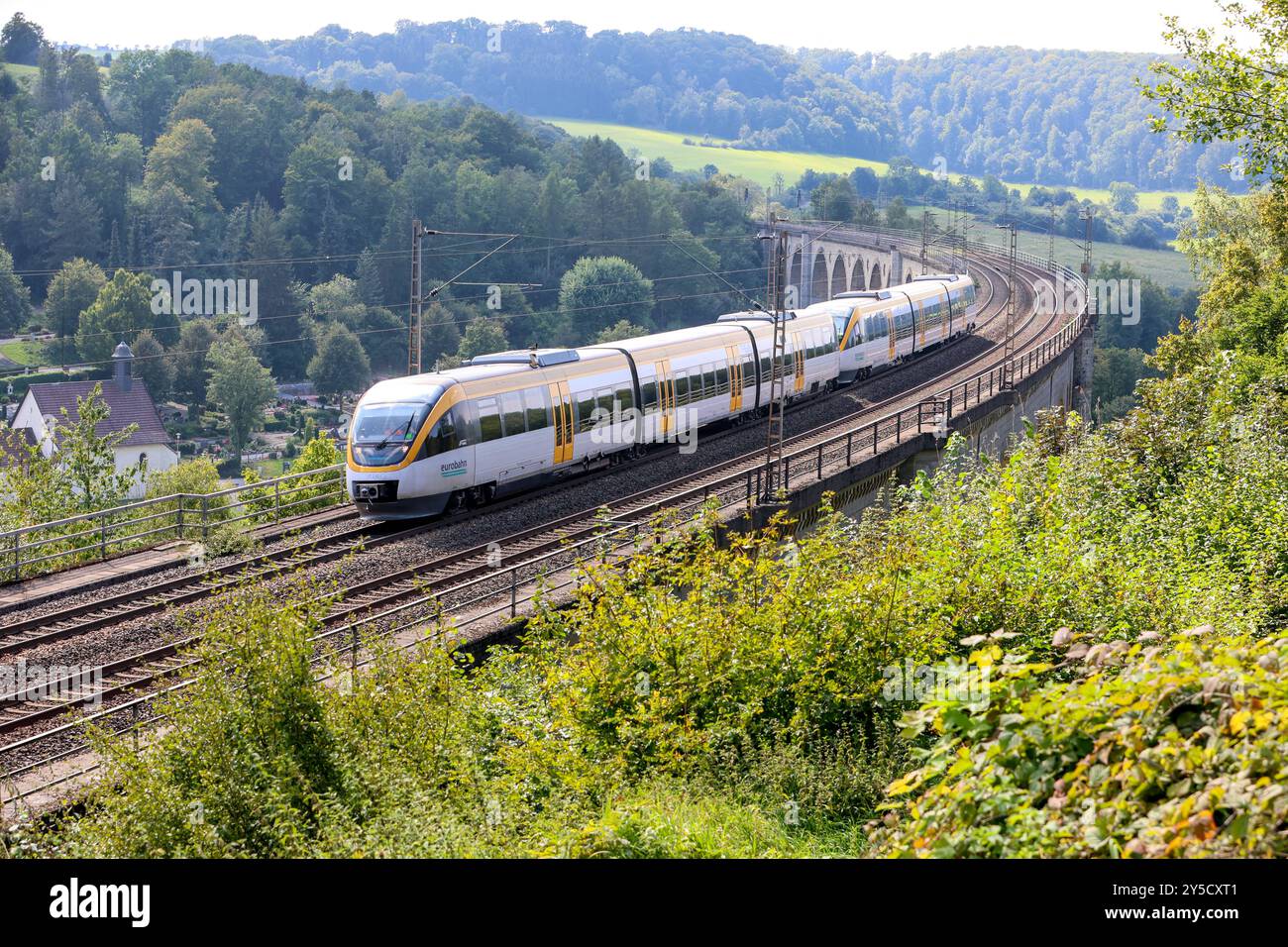 Eisenbahnverkehr auf dem Eisenbahnviadukt Altenbeken. Regionalbahn Zug ...