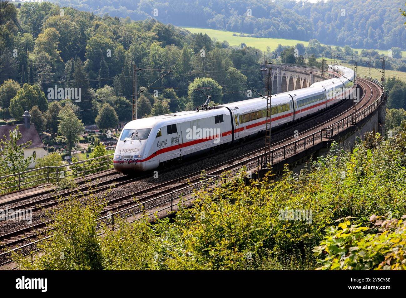 Eisenbahnverkehr auf dem Eisenbahnviadukt Altenbeken. Intercity Express ...