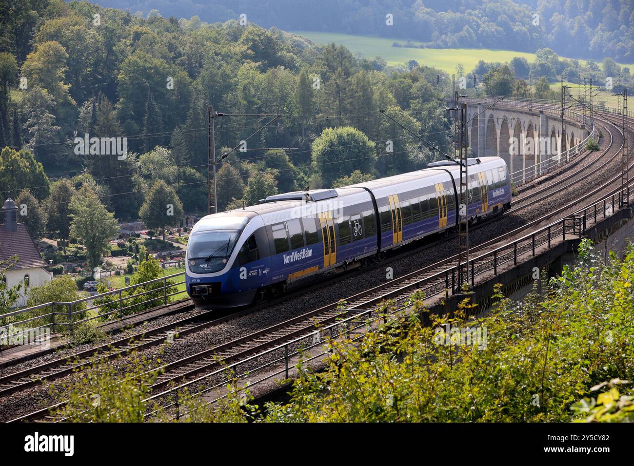 Eisenbahnverkehr auf dem Eisenbahnviadukt Altenbeken. Regionalbahn Zug ...