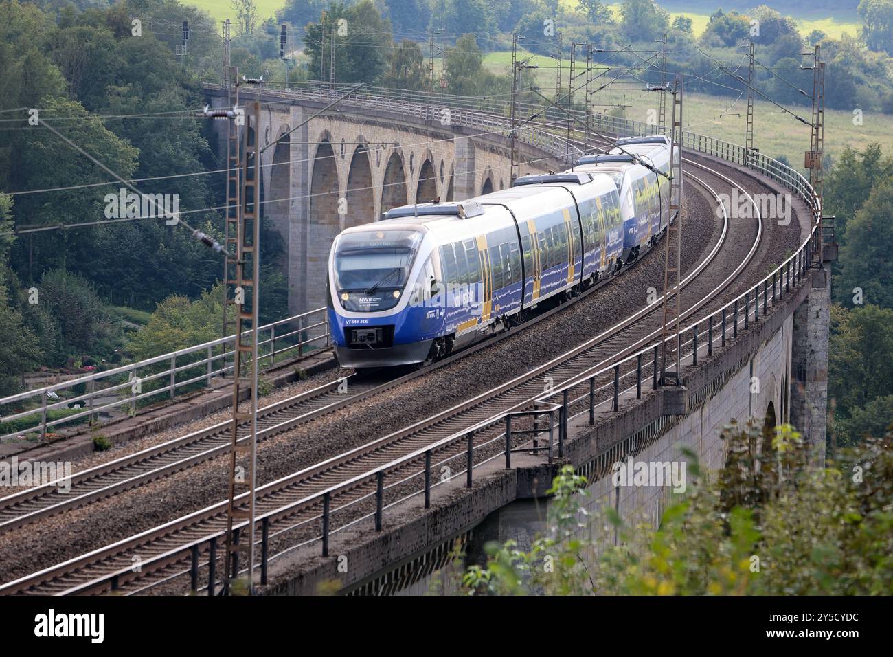 Eisenbahnverkehr auf dem Eisenbahnviadukt Altenbeken. Regionalbahn Zug ...
