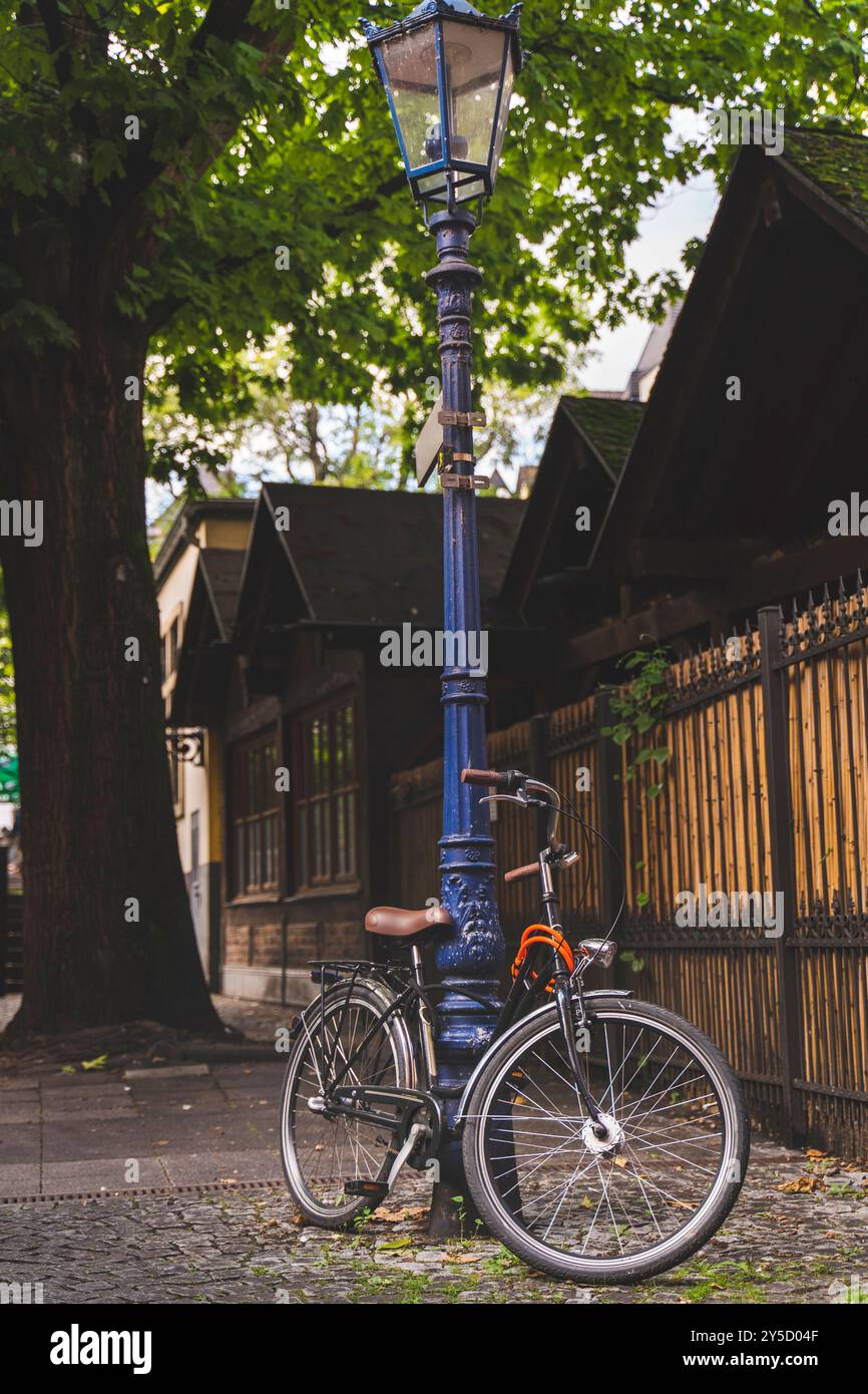 Lamp post near old building hi-res stock photography and images - Alamy