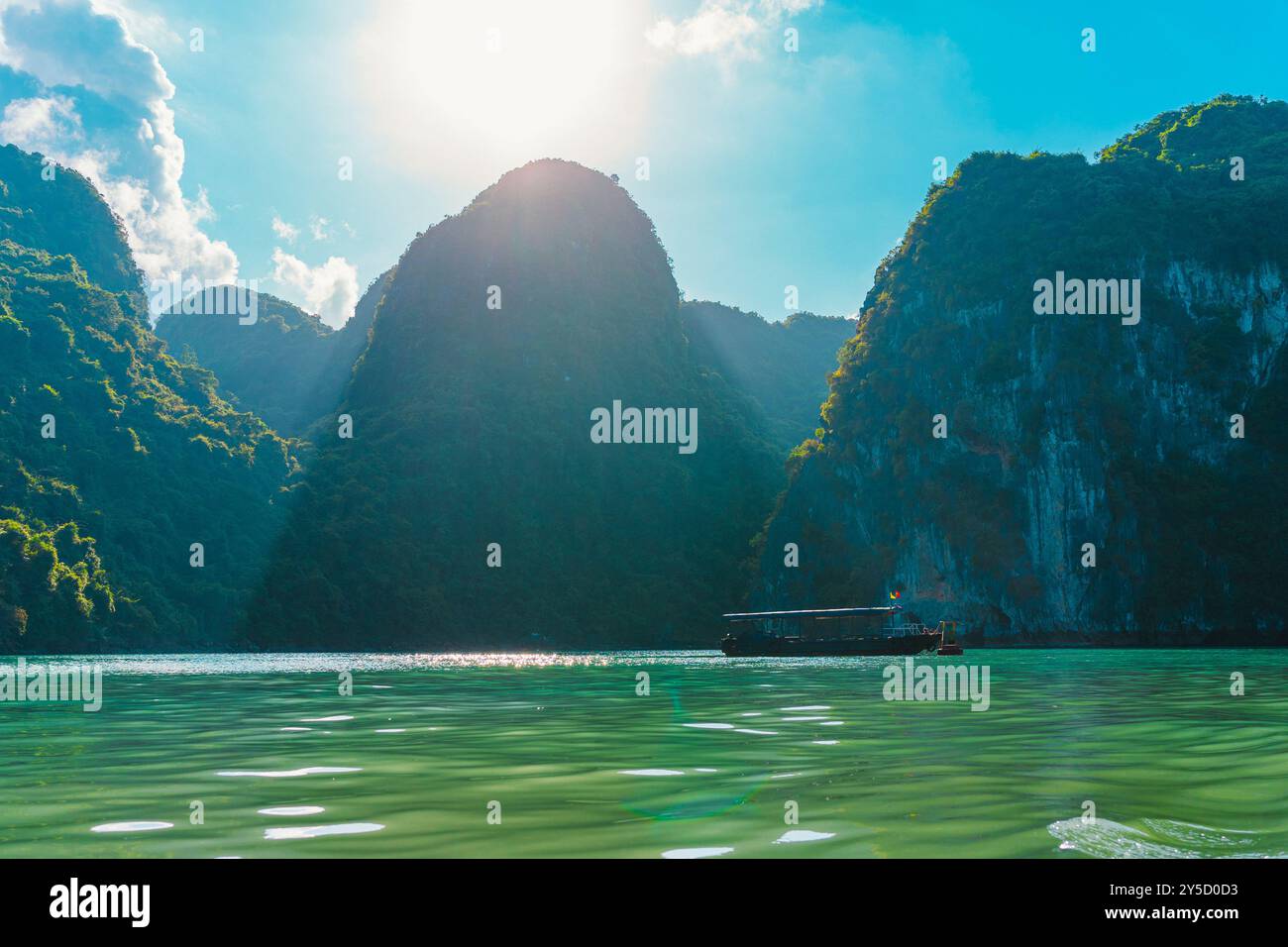 Traditional vietnamese fishing boat cruising in Ha Long bay with sun ...