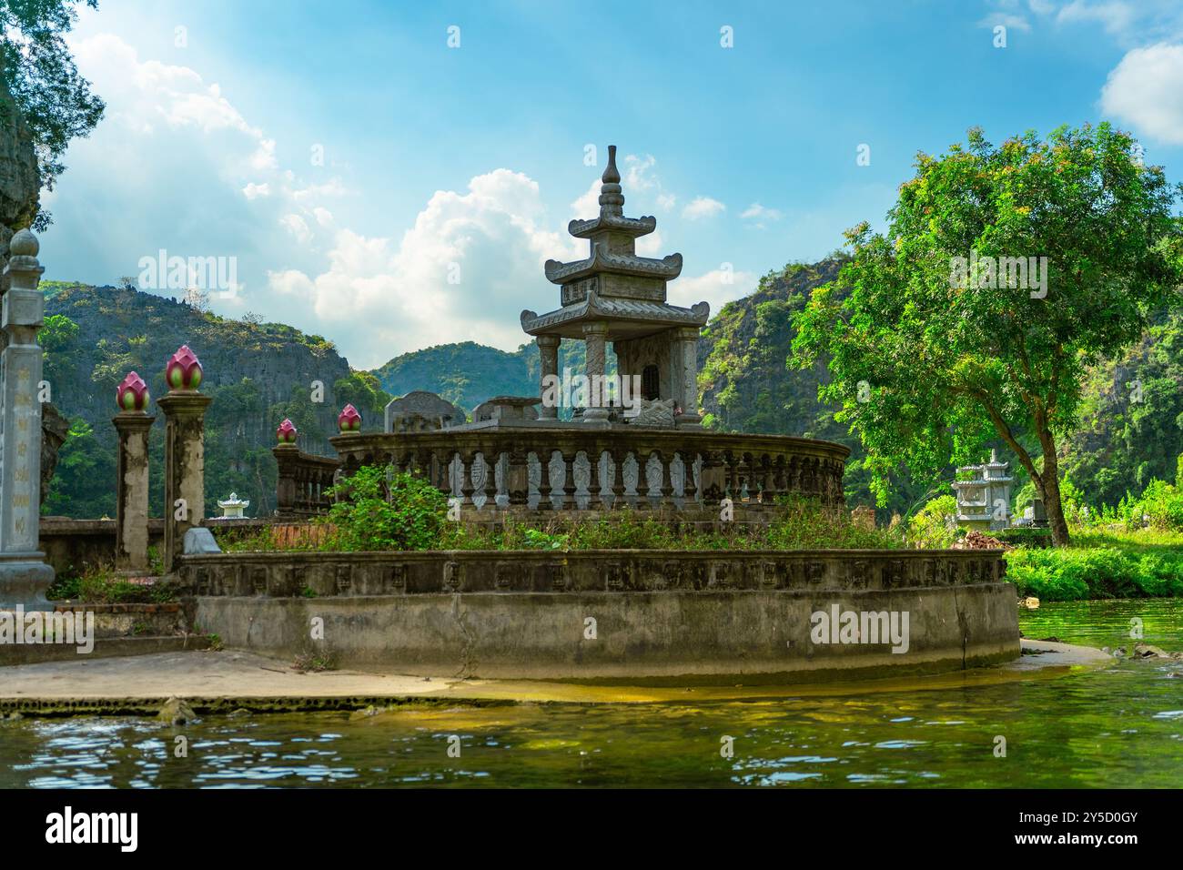Traditional vietnamese fountain, example of traditional architecture of ...