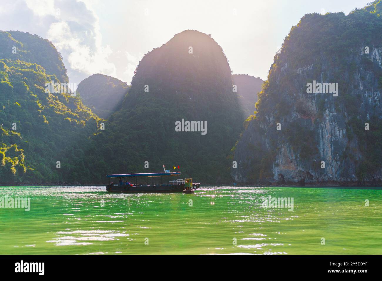 Traditional vietnamese fishing boat cruising in Ha Long bay with sun ...