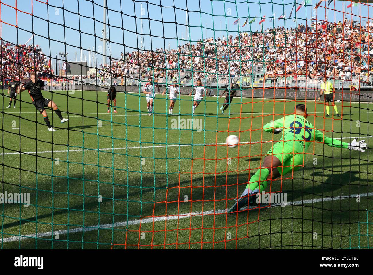 Venezia, Italia. 21st Sep, 2024. Genoa's goalkeeper Pierluigi Gollini ...