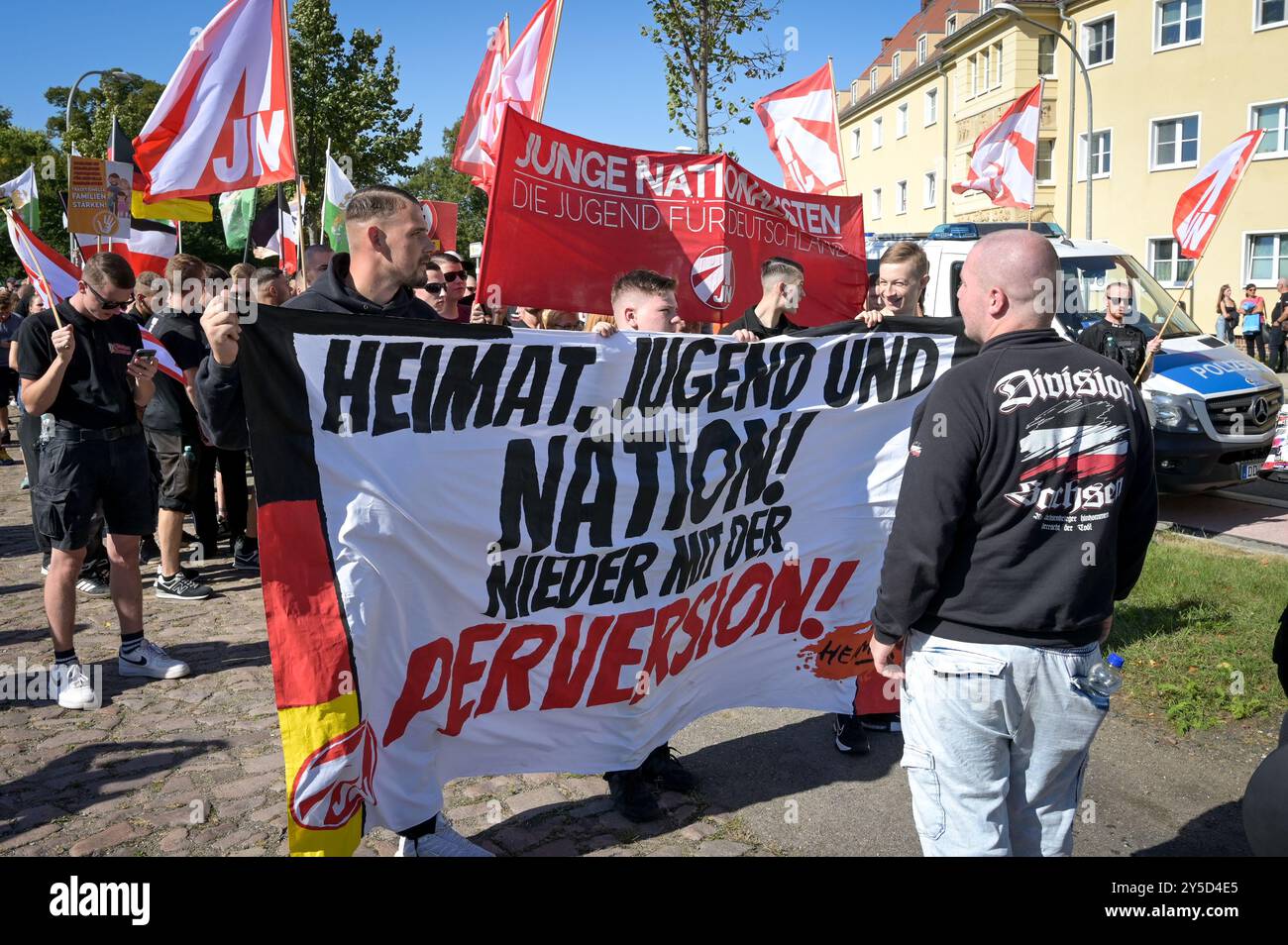 21 September 2024, Saxony, Döbeln: Right-wing counter-demonstrators ...