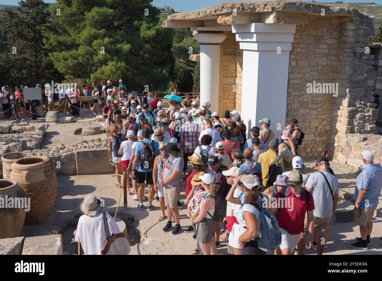 Tourism crowded, view of a crowd of tourists queuing to look at a ...