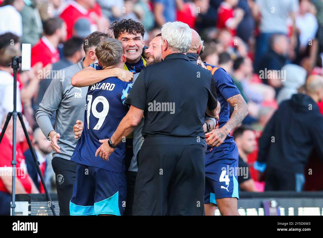 Charlton players celebrate victory hi-res stock photography and images ...