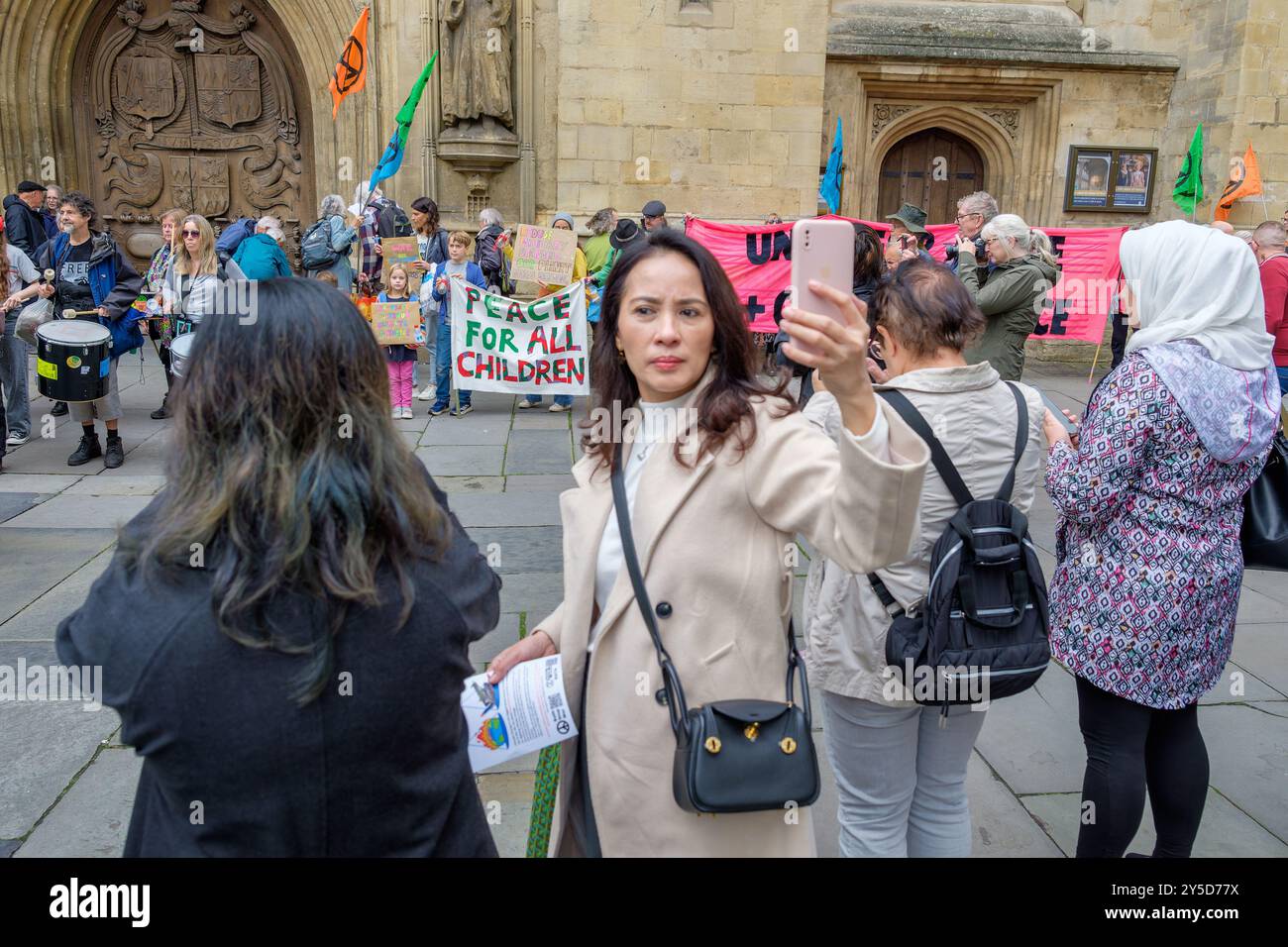 Bath, UK. 21st Sep, 2024. A tourist is pictured taking a selfie in ...