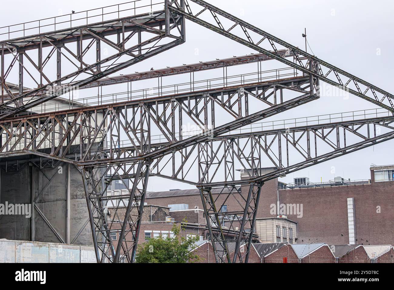 Steel industrial structures for loading and unloading cargo ships ...