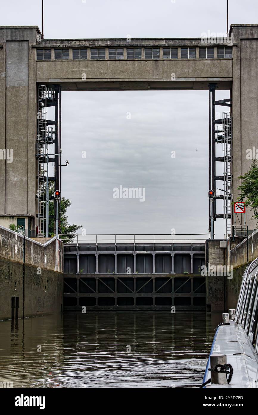 Bridge at entrance or exit gate of Bosscherveld lock, red traffic ...