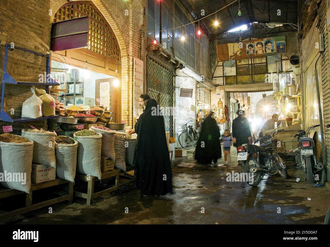 Iran market place hi-res stock photography and images - Alamy
