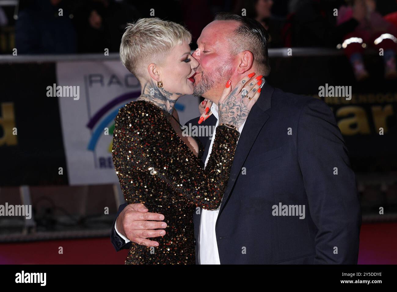 Melanie Müller - Radio Regenbogen Award 2024 Melanie Müller küsst ihren Freund Andreas Kunz auf ...