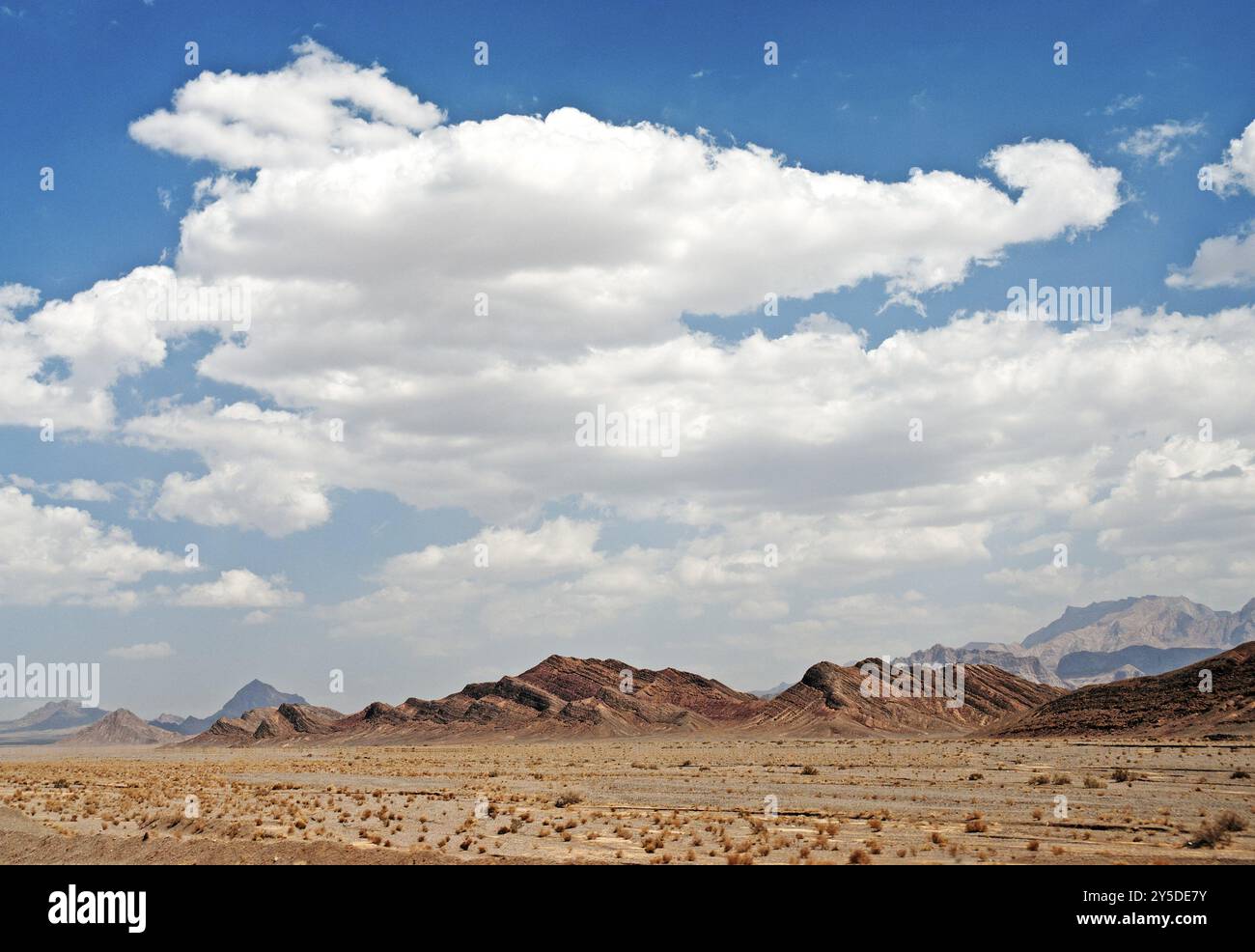 Desert landscape with mountains near yazd iran Stock Photo - Alamy