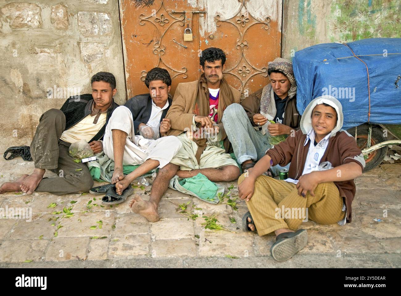 Boys chewing khat qat leaves in sanaa yemen Stock Photo - Alamy