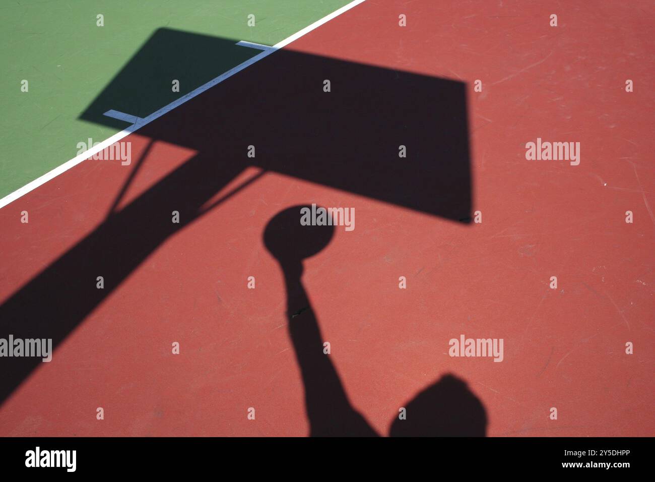 Basketball player shooting a basket hi-res stock photography and images ...