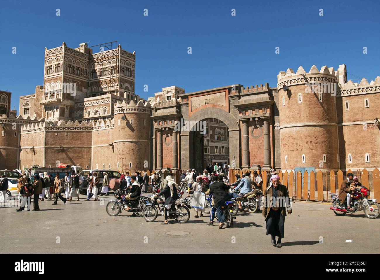 Sanaa city yemen street traditional architecture Stock Photo - Alamy