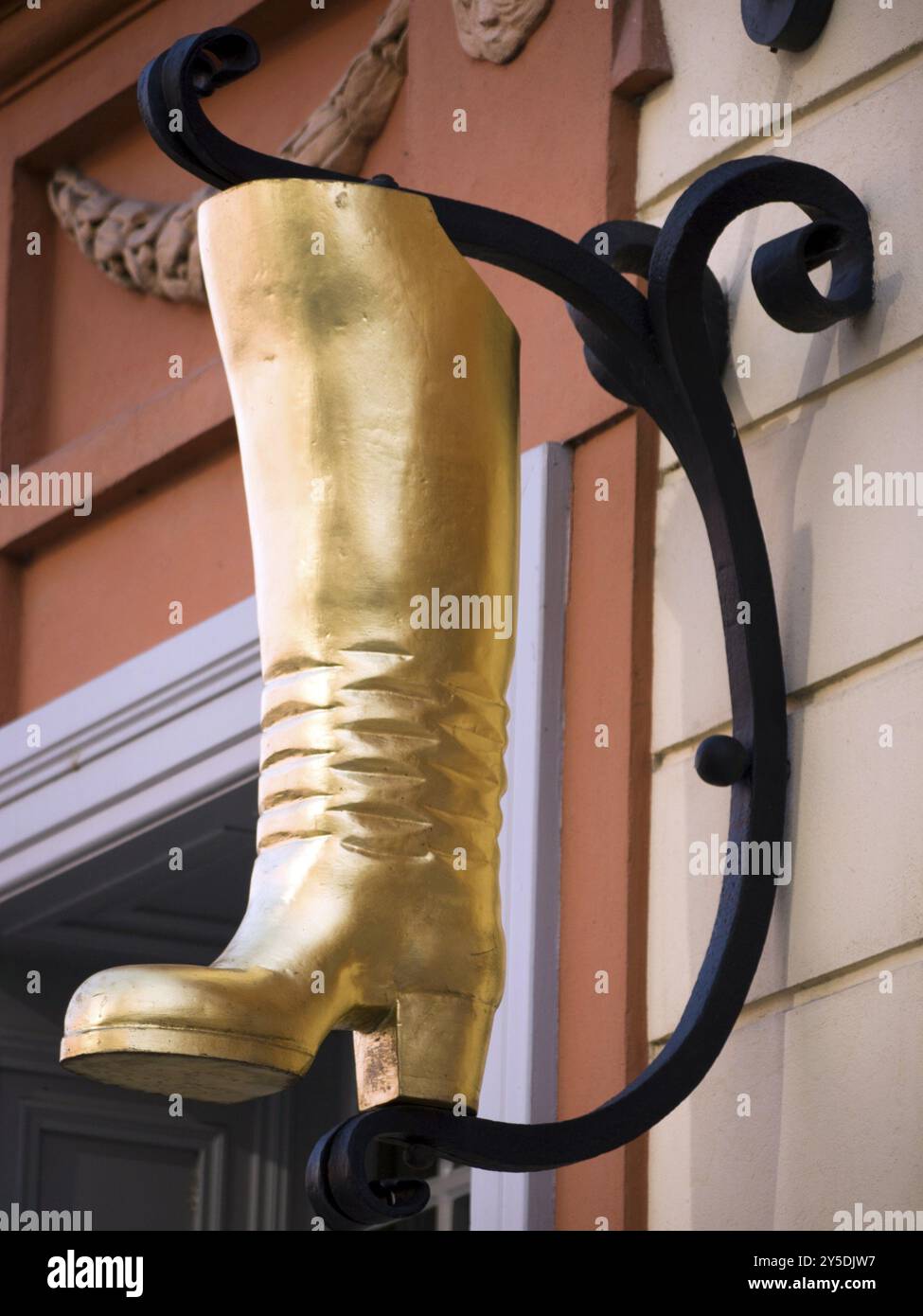 Cobblers shop sign hi-res stock photography and images - Alamy