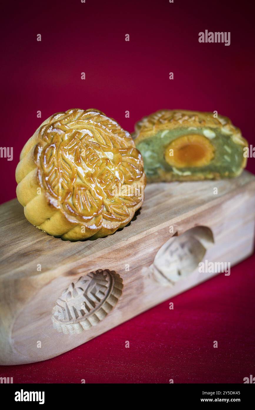 Gourmet traditional chinese festive mooncake pastry dessert Stock Photo ...