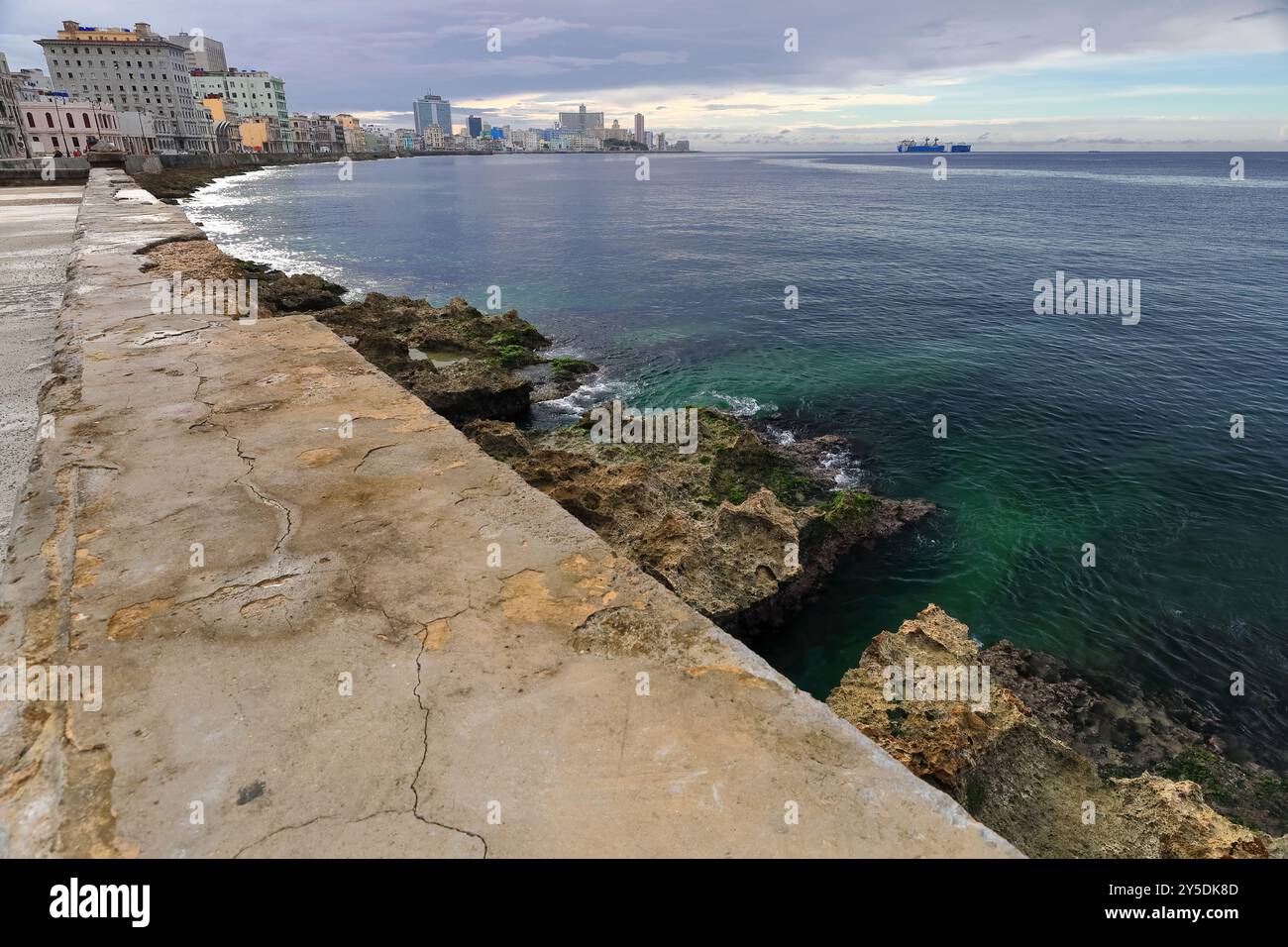 729 Row of buildings along the Malecon esplanade, the seawall parapet ...