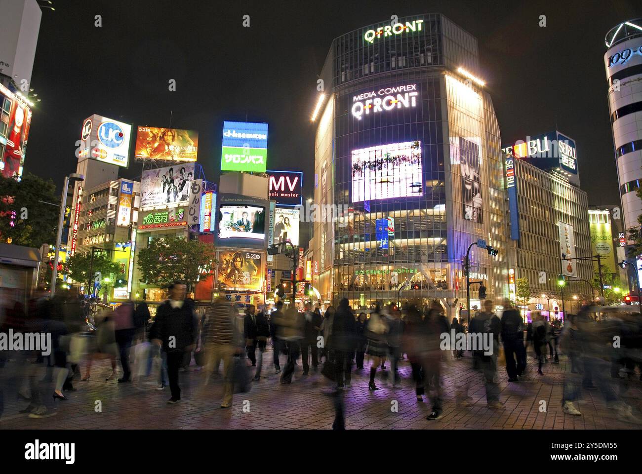 Hachiko square Shibuya crossing at night tokyo japan Stock Photo - Alamy