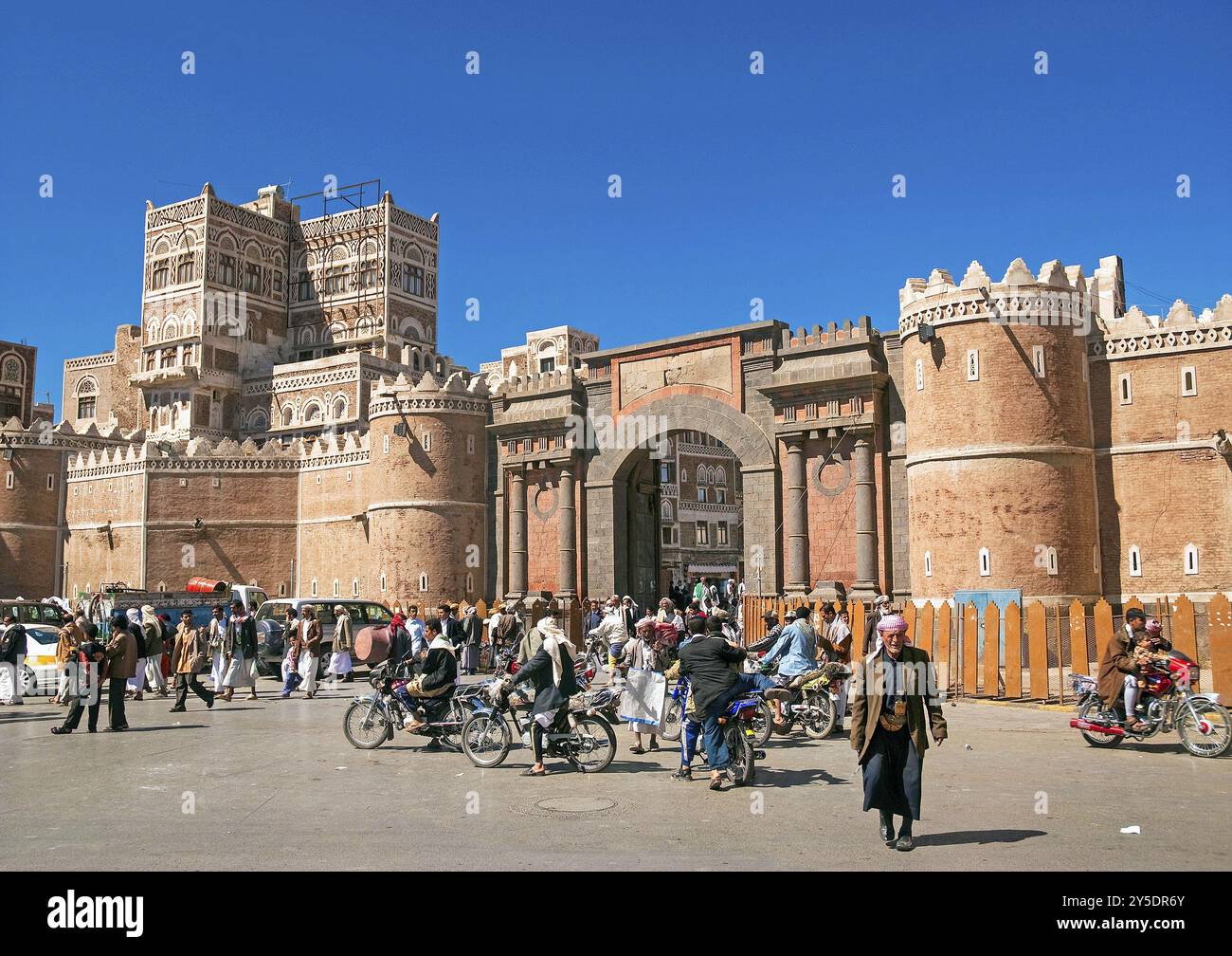Sanaa old town gate and busy street in yemen Stock Photo - Alamy