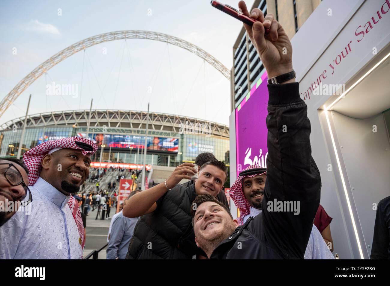 Saudi arabia boxing stadium fans hi-res stock photography and images ...