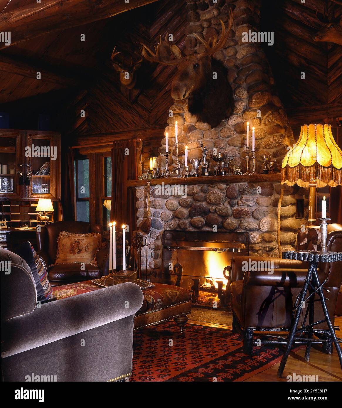 Rustic cabin living room with stone fireplace Stock Photo - Alamy