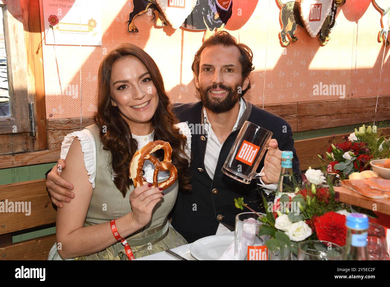 Quirin Berg mit Partnerin Kara Hecker / WiesÂ n 2024 / Eröffnung / 1 ...