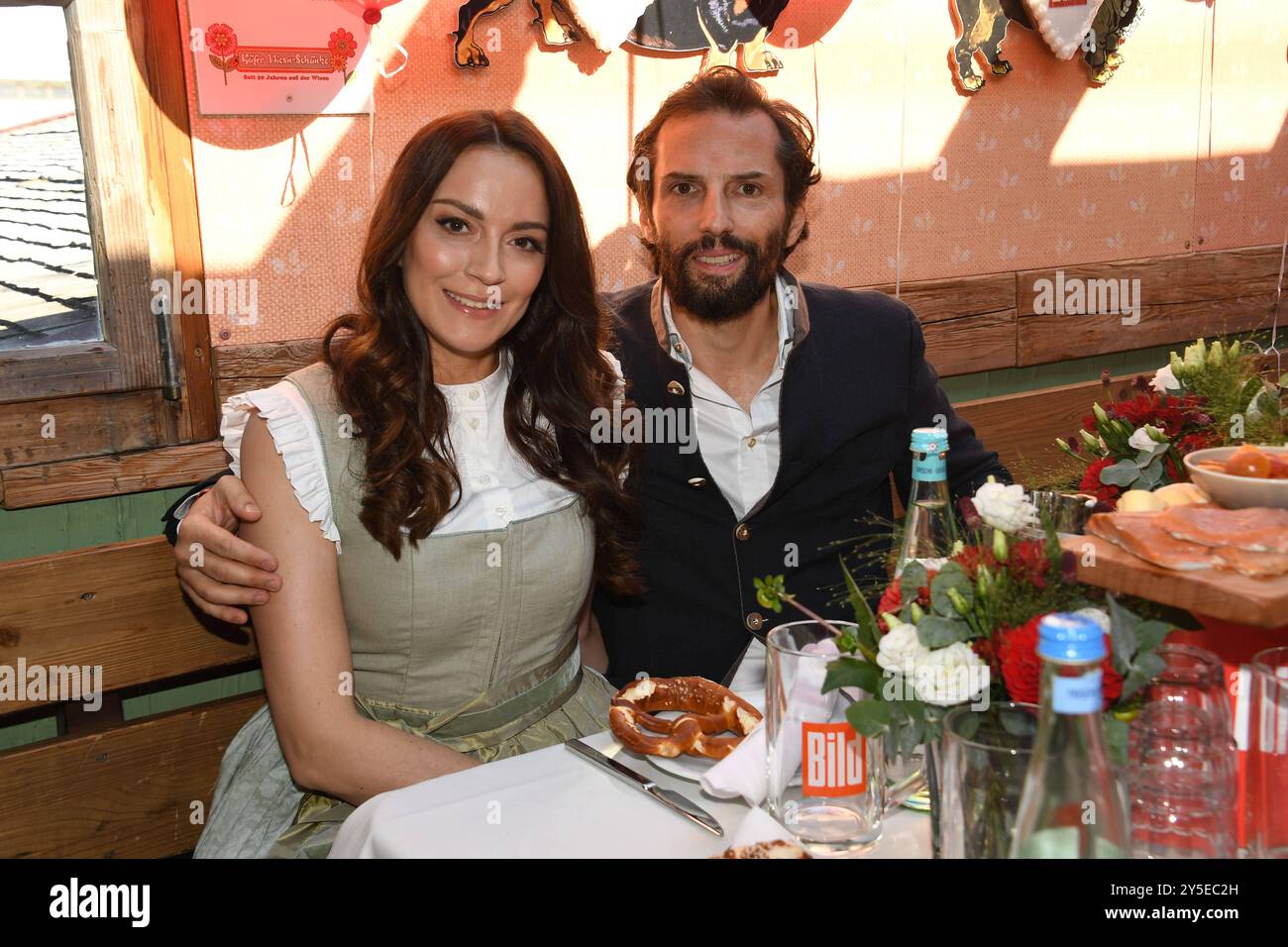 Quirin Berg mit Partnerin Kara Hecker / WiesÂ n 2024 / Eröffnung / 1 ...