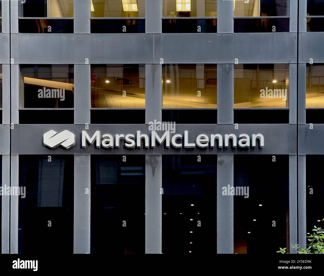 MarshMcLennan headquarters in midtown Manhattan NYC Stock Photo - Alamy