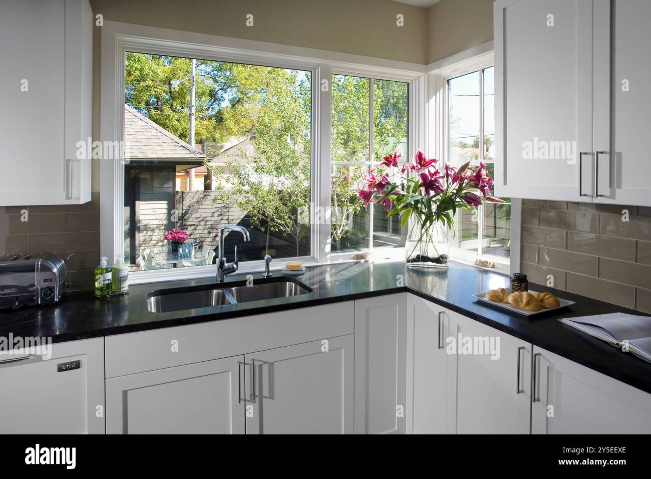 Corner window with view in modern white kitchen Stock Photo - Alamy