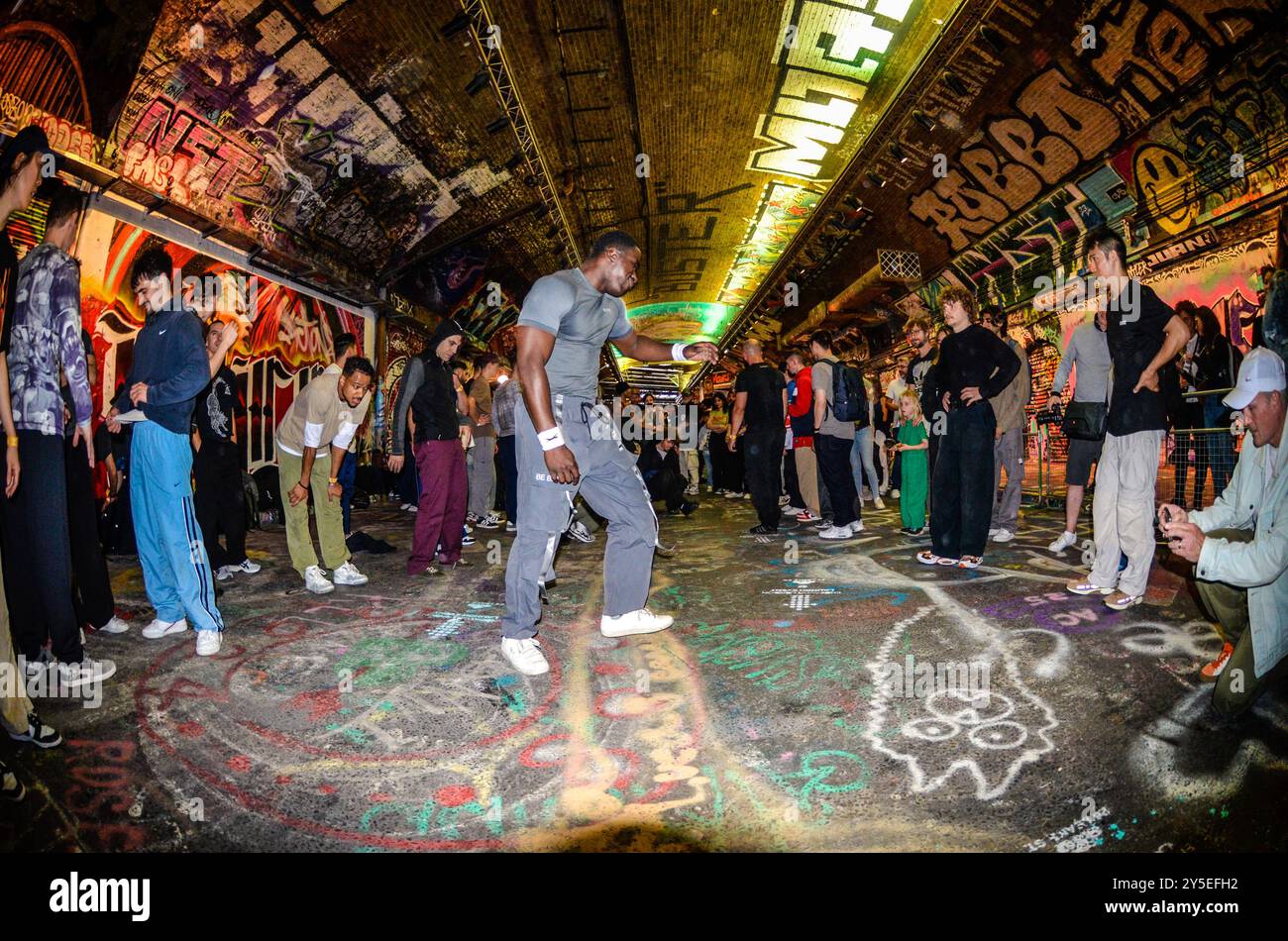 Breaking dance cypher hi-res stock photography and images - Alamy