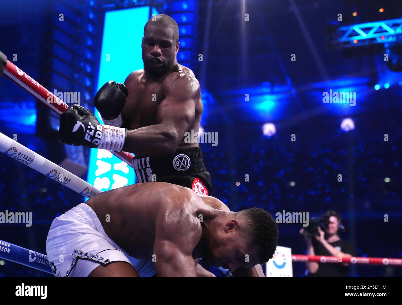 Daniel Dubois (right) knocks down Anthony Joshua in the IBF World Heavy ...