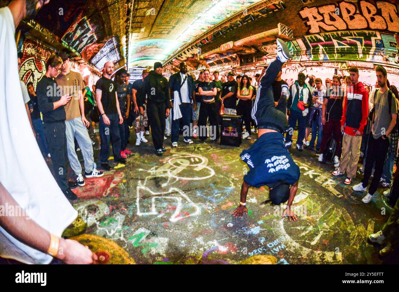 Breaking dance cypher hi-res stock photography and images - Alamy